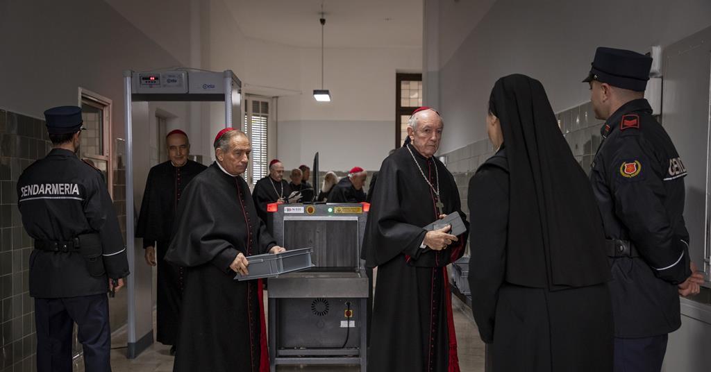 Bespoke jewellery and "a claustrophobic mood": creating the visual look ...