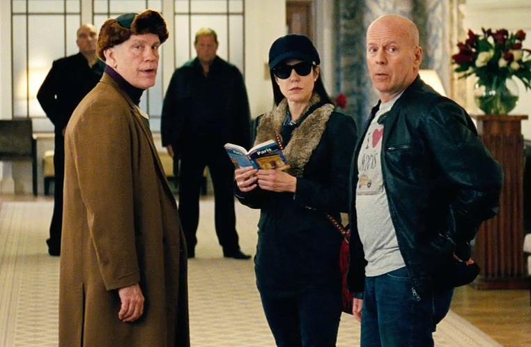 RED 2 | Reviews | Screen